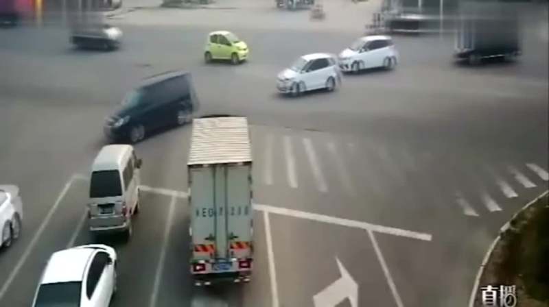 轿车路口转弯遇到电动车,不减速反而加速,你想上天吗?