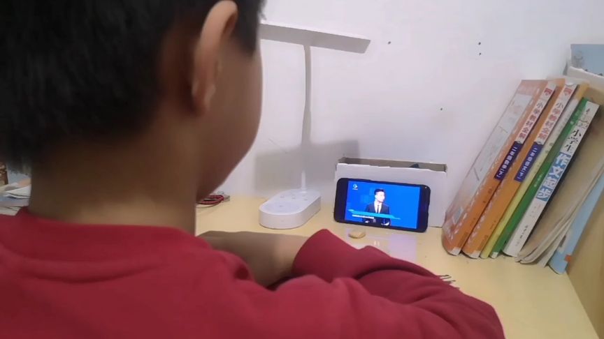 学生每天在家打卡学习开学流程和防疫措施