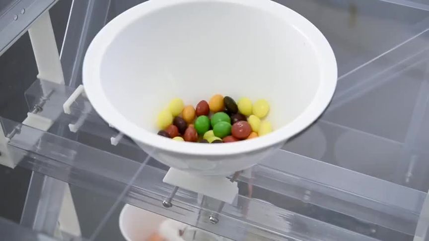 神奇的自动分拣机,各种颜色安排的明明白白,长见识了