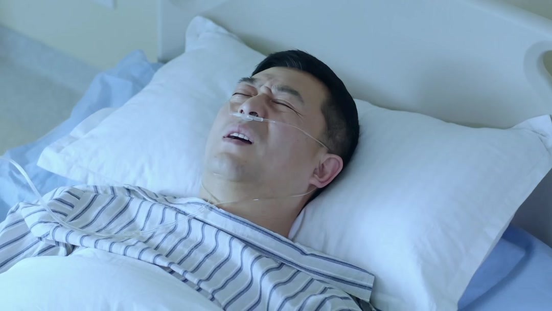 医生做手术,为病人取出了子弹,患者感激医生!