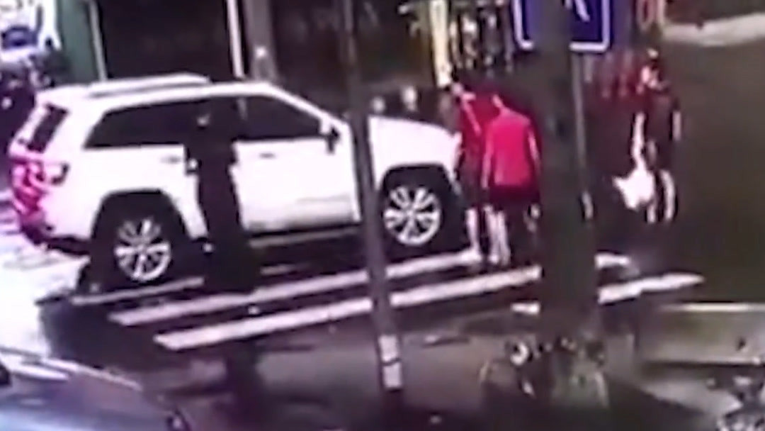 路霸当道!越野车斑马线不礼让行人,猛踩油门将多人撞飞!