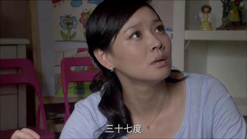 张子枫摔倒昏迷,妈妈很紧张她,医生来了她还是一脸担忧