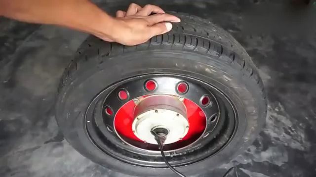 好创意的电动车,汽车轮胎都装上了,感觉这车子很耗电