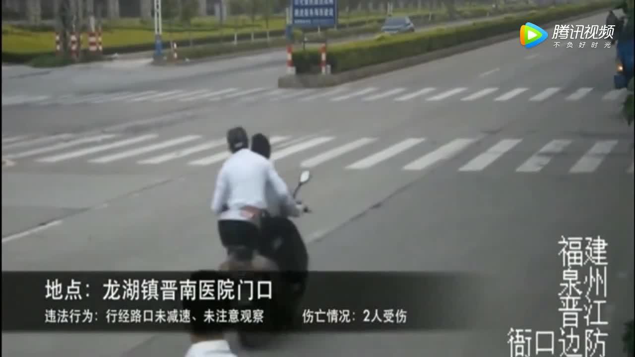 电动车二人组撞向卡车成了碎片,卡车一动不动!