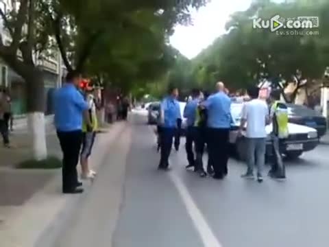 延安城管暴力执法堪比黑社会