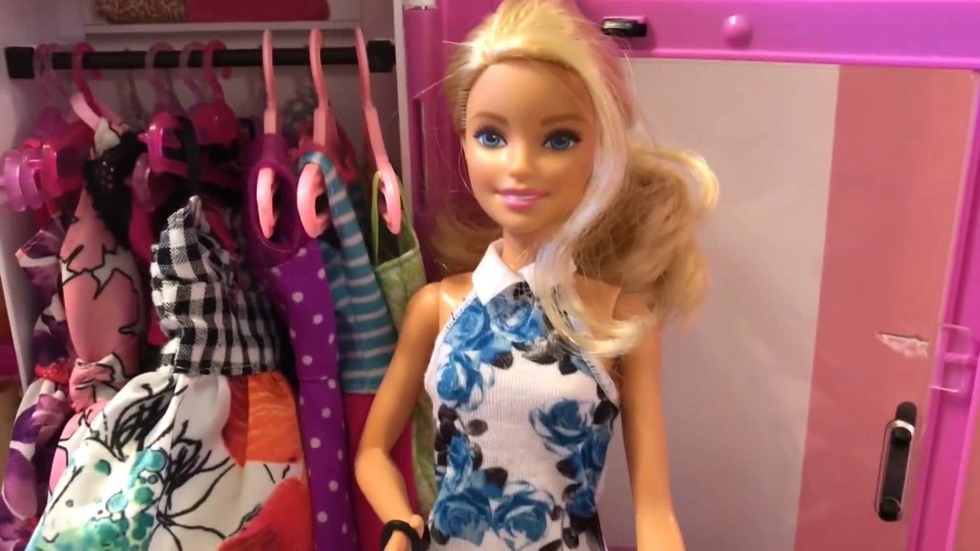 芭比娃娃玩具:芭比试穿古典莲花旗袍和夏威夷彩色连衣裙