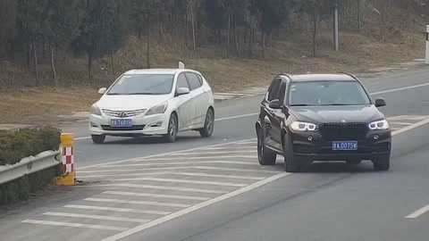 老司机高速上玩倒车,这波操作不服不行!