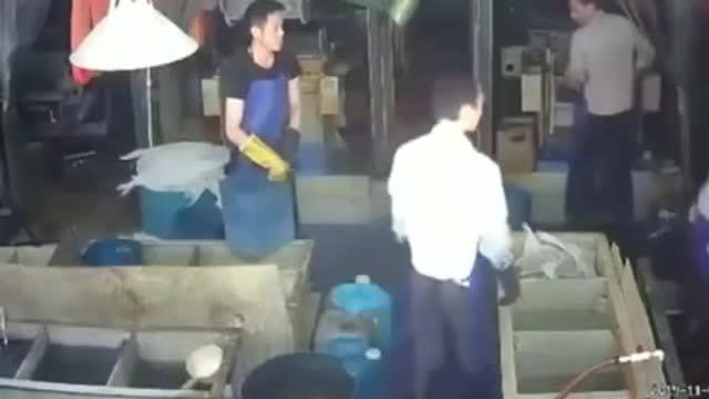 监控实拍,车间工人打架,随手拿起一个东西都敢用!