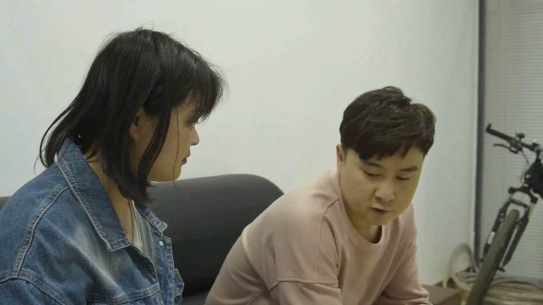 继母照顾满月女儿,嫌她哭用针缝住她的嘴,父亲出差归来当场发飙