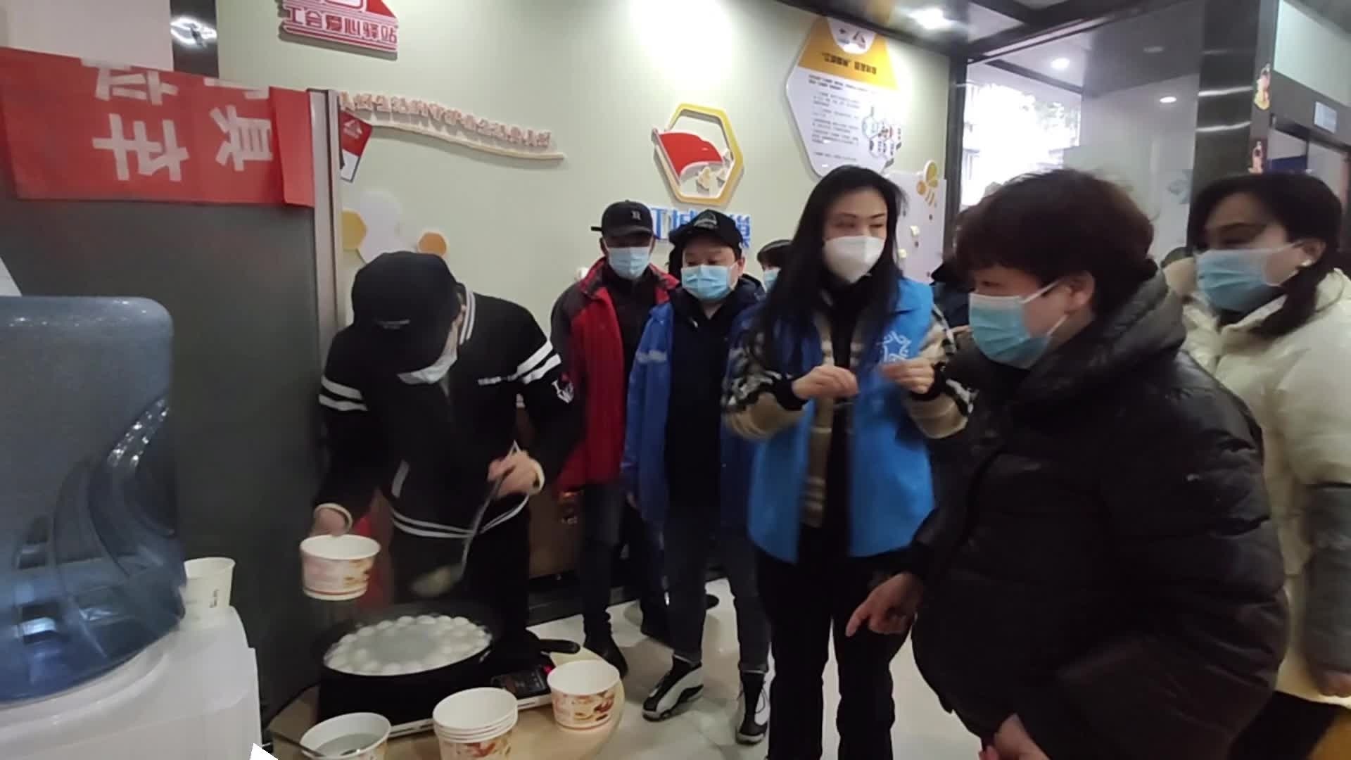 五芳斋送汤圆到社区,慰问快递小哥和困难群众