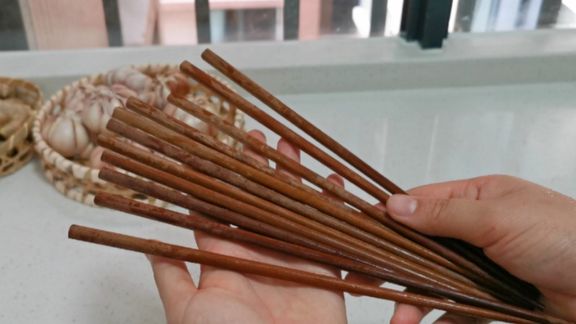 新买的筷子不要直接使用,试一下这个方法,让筷子干净耐用不发霉