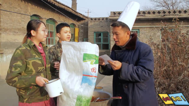 厨师打饭手抖,工友投其所好送豪车优惠券,没想饭立马打满