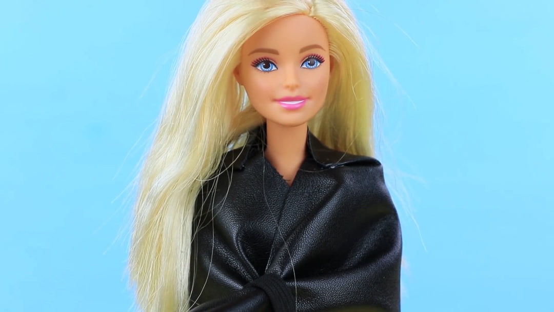 DIY:如何给芭比娃娃做一款时尚的衣服,你只差这个视频!