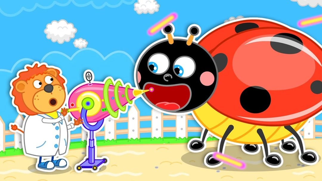 狮子家族动画:小狮子被挠痒痒,失手将小老鼠掉水里!