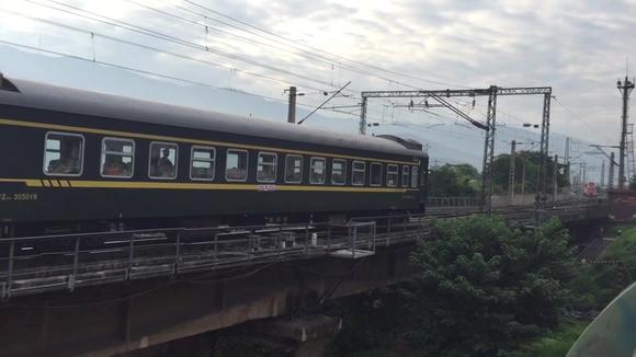 16小时蹲守拍摄,多角度全面展示成昆铁路攀枝花站上下行旅客列车