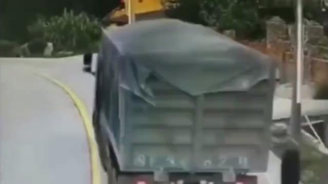 大货车一过,皮卡却遭遇"车祸",不是监控谁信!