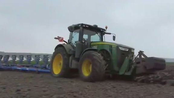 国外牛人使用自制的神奇机械设备,农业千亩泥地不出几日就搞定了