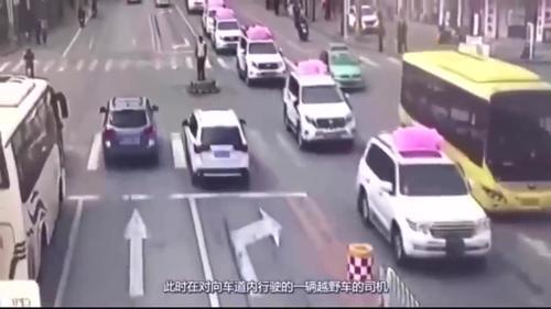 一女司机路遇豪华迎亲车队,慌了神直接把交警撞飞