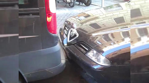 倒车技术太烂了!小车路边侧方位停车,耗时5分钟也没成功