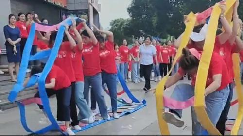 公司组织的小游戏,玩这个必须大脑和四肢协调