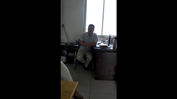 河南南阳卧龙区潦河镇医院院长为人民服务办实事。