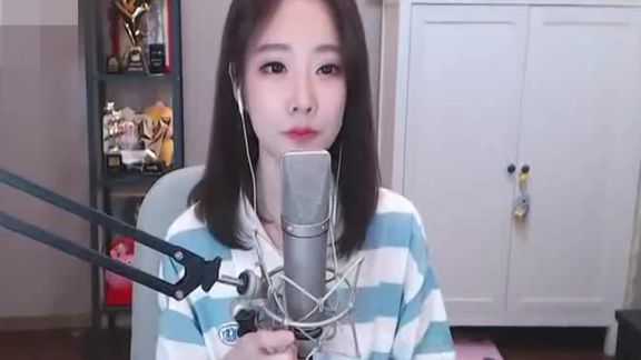 冯提莫唱翻唱网络爆红曲,杨超越那句还是学不了的
