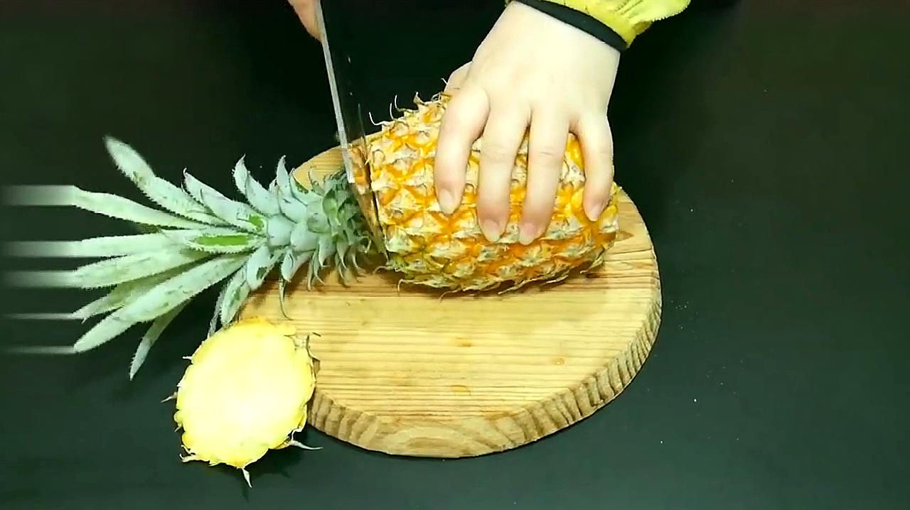 终于找到切菠萝最简单的方法了,一点都不浪费果肉,切得又快又好