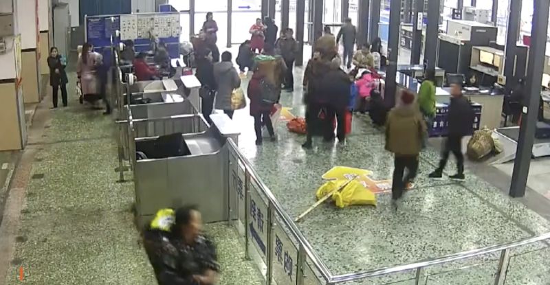 两娃火车站走丢,6岁哥哥牵3岁妹妹找民警求助