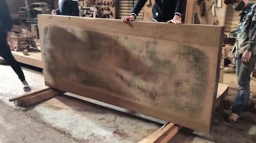 这才叫实木桌面,一整块木头打造,用料真真实在