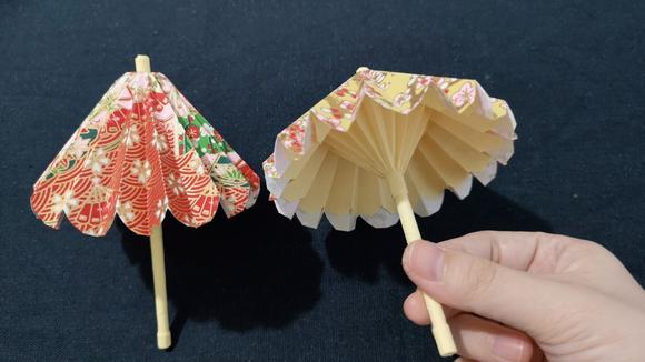 这把折纸伞可以收缩折叠哦,和真伞一样,不过更加小巧可爱