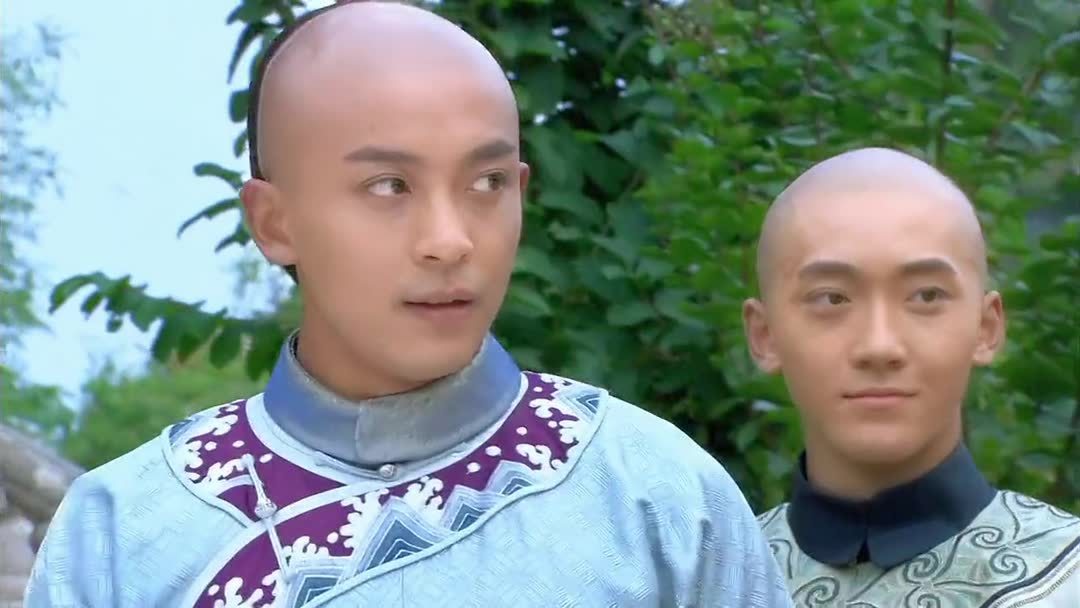 皇上要给小燕子找婆家,想把她许配给紫薇,小燕子慌得摔倒了