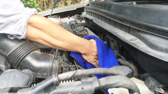 汽车怠速高怎么解决?先用手堵住节气门看看