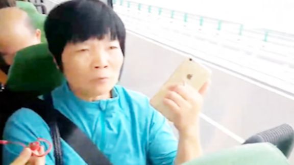 江门旅客:终于看见港珠澳大桥了!我要发照片给北京的亲戚们!