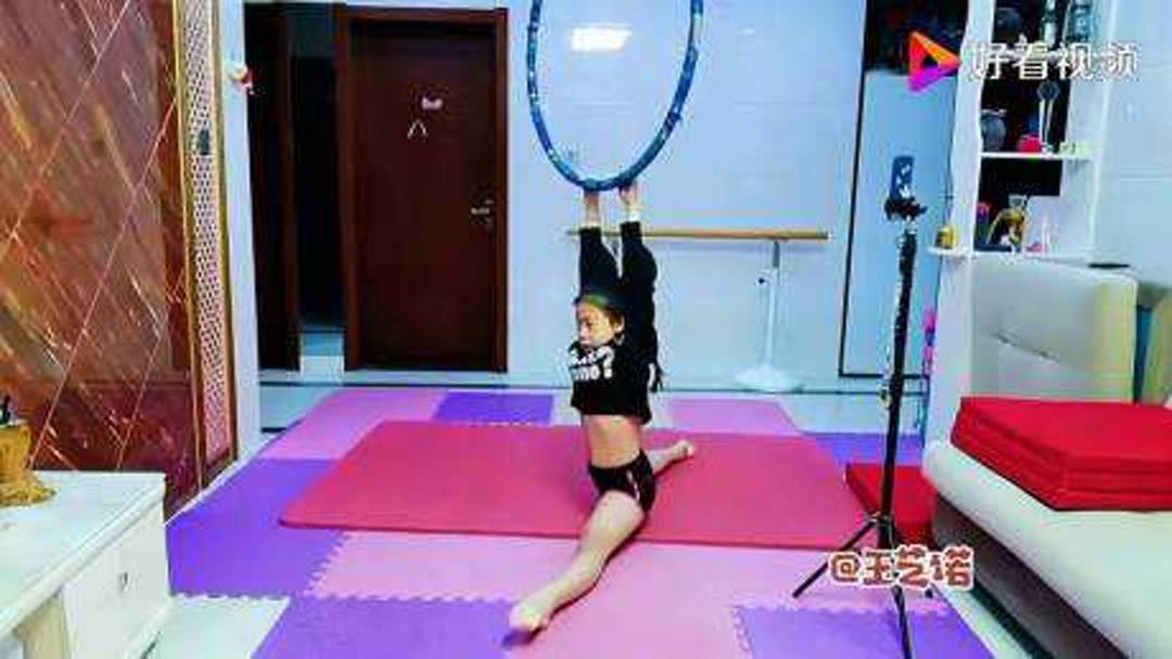小姑娘在家练柔术杂技,一番热身后,快速滑开了一字马