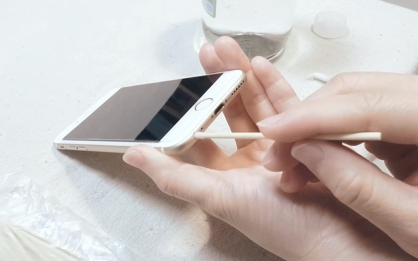 别总抱怨手机数据线坏了 有可能是你的手机灰尘太多了!