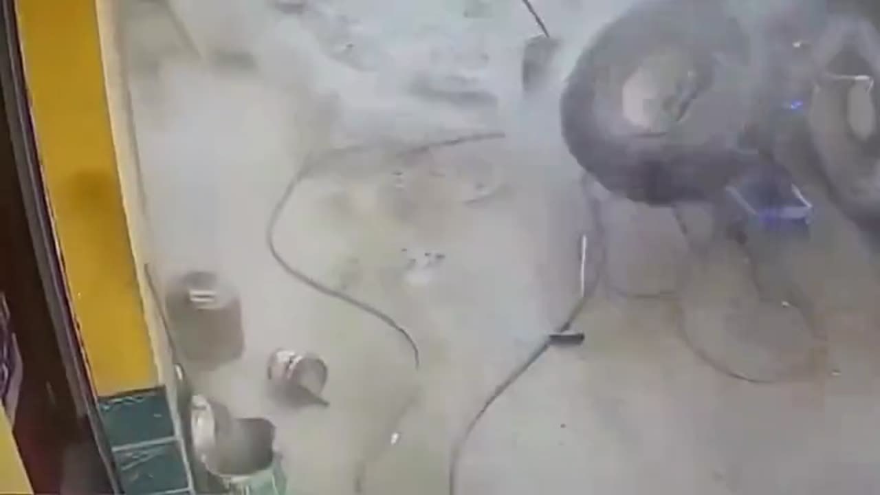 轮胎发生爆炸,看修车师傅如何教科书式躲避,监控拍下惊险一幕!