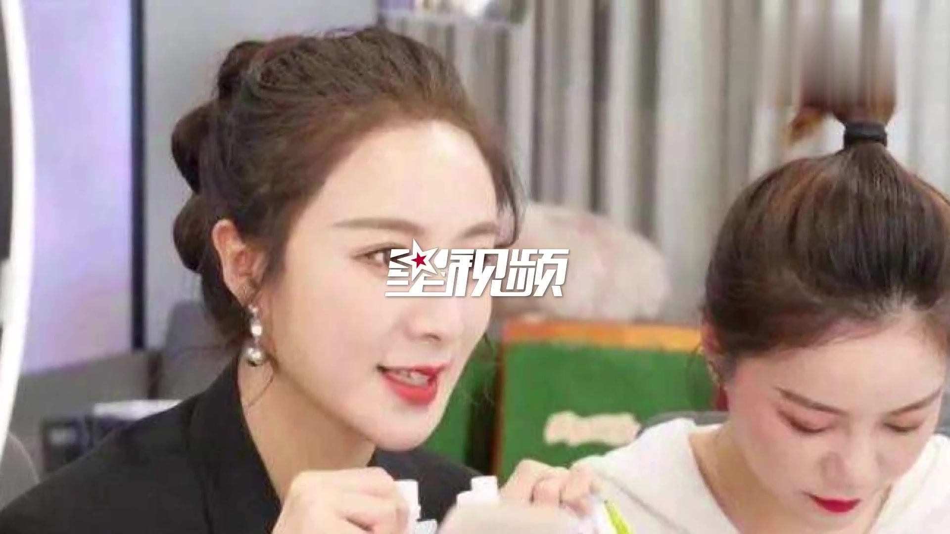 女孩毕业论文写"薇娅",老师建议直接换题:吃瓜吃到...