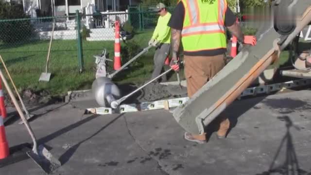 熟练的工人和精巧的施工机械