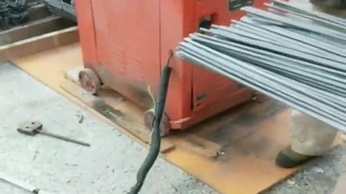 钢筋工师傅是个人才,设计一个小卡扣,成为弯折钢筋的神助攻