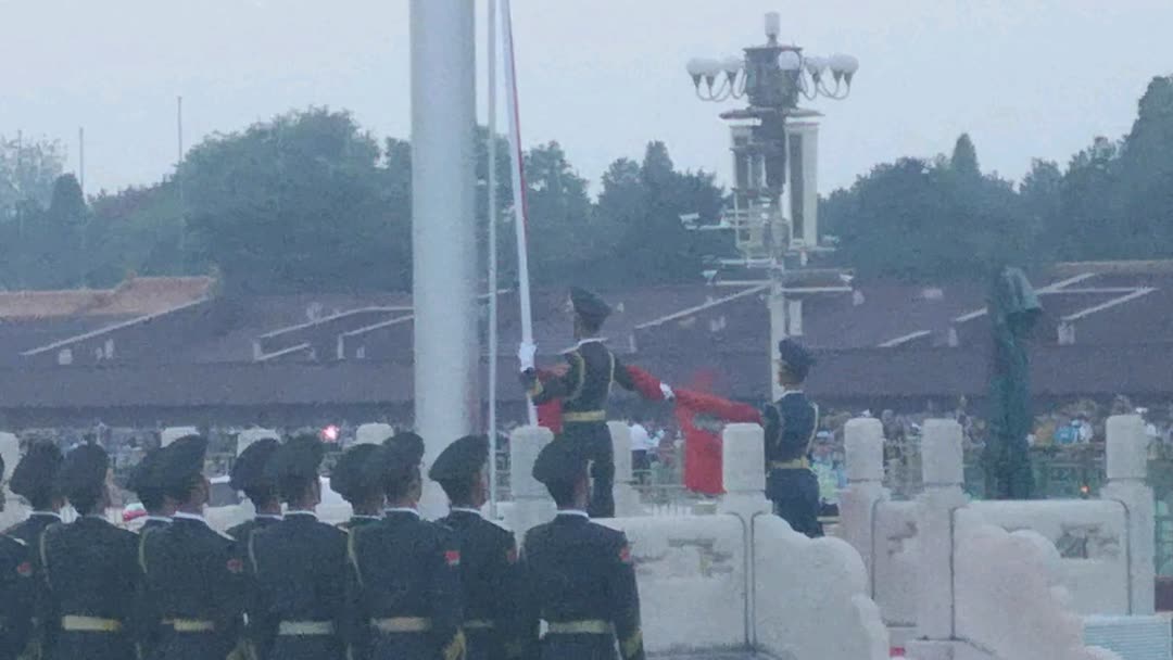 国旗手这动作太帅了