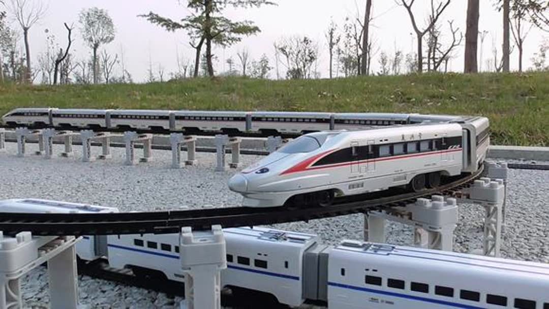 高铁动车模型视频一:和谐号与复兴号动车高架交叉轨道行驶