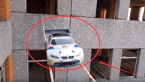 老外遥控驾驶宝马M3模型车,高空跑细绳索,过程惊心动魄!