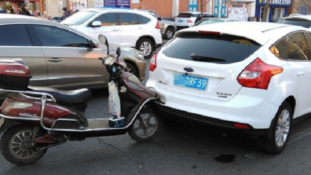 等红灯被电动车追尾,导致电动车车主身亡,责任判定引争议