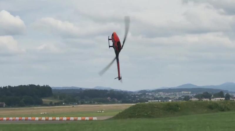 迪拜油王表演航模直升机3D特技飞行,这是当地心引力不存在吗?