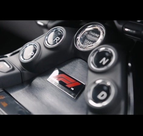 阿斯顿马丁 VANTAGE F1 EDITION - 采用了按键式换挡设计