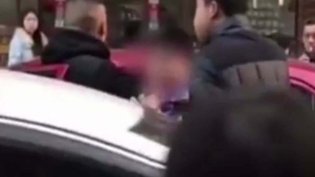 小学生扔石子砸车 被车主痛殴下跪道歉自扇耳光