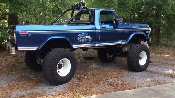 1977年的福特皮卡,底盘特别高,像一头待出击的野兽