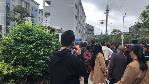 为啥一到放学,学校门口总是那么多接孩子的?城市农村都这样呢?