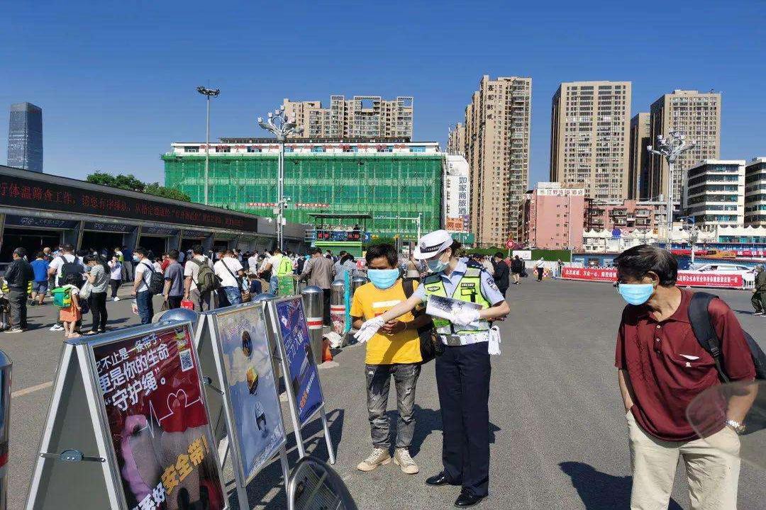 父亲骑电动车撞到停在没有停车位的面包车后死亡,责任怎么划分?