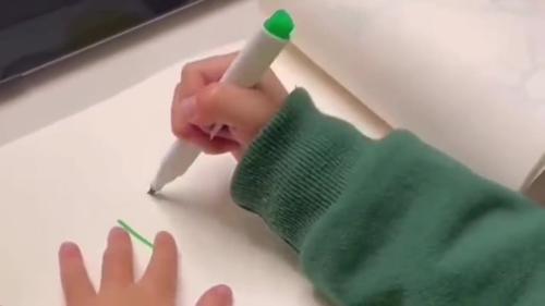 妈妈教萌宝学写数字,结果每一笔都落在了意想不到的位置